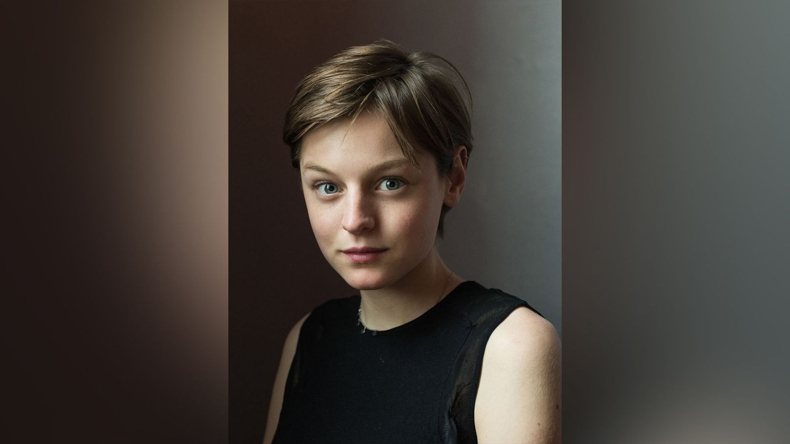 Emma Corrin bio, età, altezza, relazione, partner, percorso di carriera ...