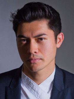 Henry Golding bio, moglie, bambini, età, altezza, etnia, percorso di ...