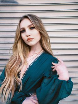 Ella Anderson biografia, foto, vita privata, altezza, età 2026 | Solo ...